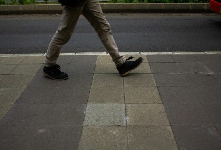 How Many Steps to Walk or Run 6 Km by Height & Gender?