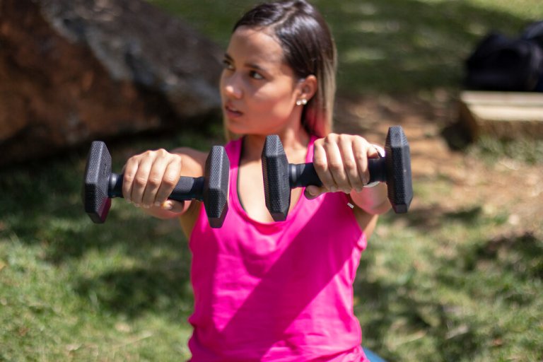 15 Best Full Body Dumbbell Workouts for Beginners (Trainer Tips)