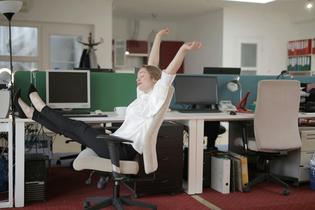 11 Stretching Exercises for Office Workers to Reduce Stiffness