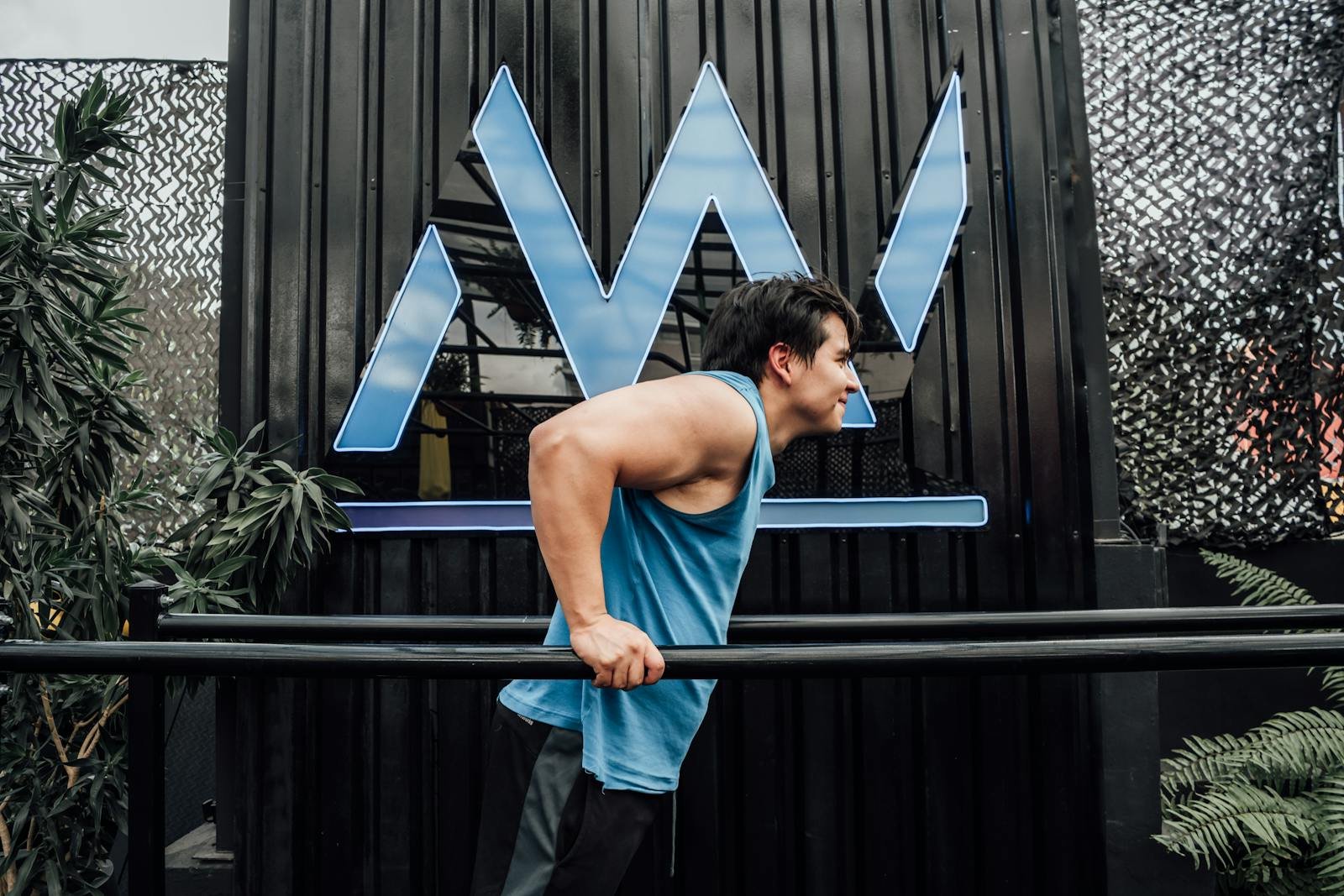Dip Exercise: Build Bigger Triceps and a Stronger Chest
