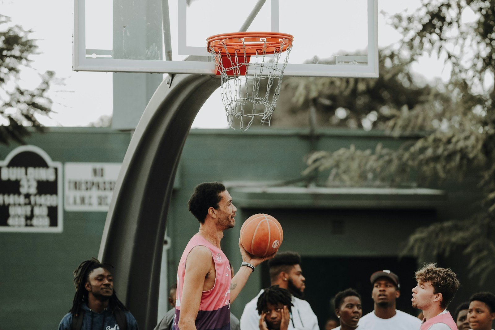 Top 10 Gyms With Basketball Courts: Membership Costs & Court Access Guide